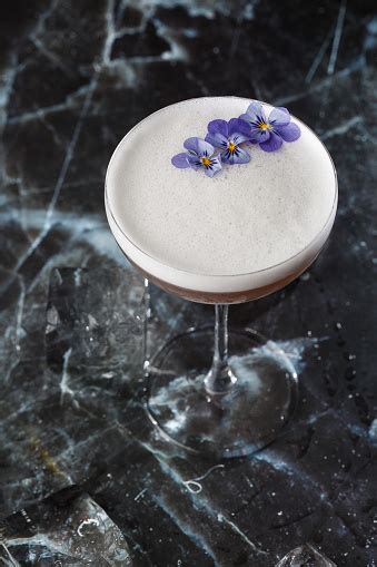 화이트 폼 뉴 요크 신맛이 나는 핑크 칵테일 휴일에 뉴욕 사워 칵테일의 안경 클로즈업 다중 색상에 대한 스톡 사진 및 기타 이미지 다중 색상 레몬 리큐르 Istock