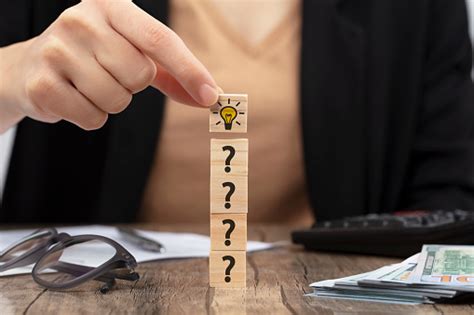 새로운 직업 아이디어 개념 창조적 인 아이디어와 혁신 물음표와 전구 기호가있는 나무 큐브 블록 경제 및 비즈니스 개념 Dj에