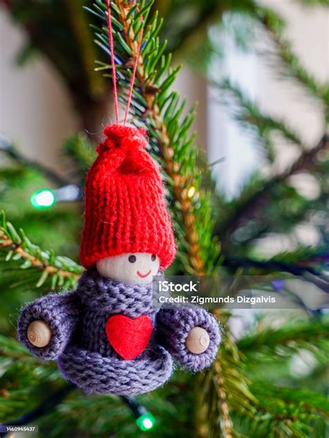 빨간 니트 모자와 가슴에 빨간 하트를 가진 작은 웃는 나무 인형 소년 0명에 대한 스톡 사진 및 기타 이미지 0명 2월 개념 Istock