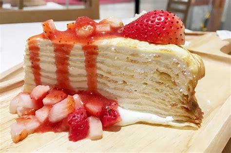 레스토랑의 나무 접시에 신선한 딸기와 채찍 크림홀리데이 스위트 크레이프 케이크를 클로즈업하십시오 0명에 대한 스톡 사진 및 기타