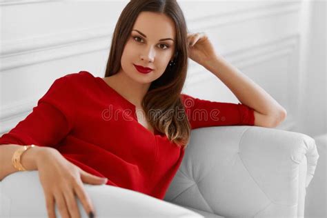 Elegante Frau Moderne Schöne Erfolgreiche Geschäfts Dame Re Stockfoto Bild von kleidung mode