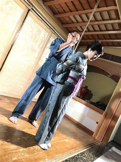 川上ゆうが2年ぶりに縄奈加會･緊縛撮影会に登場。恍惚の表情で参加者のフラッシュを全身に浴び、縄の喰い込んだ白い柔肌が煌めく。【三代目葵マリーの