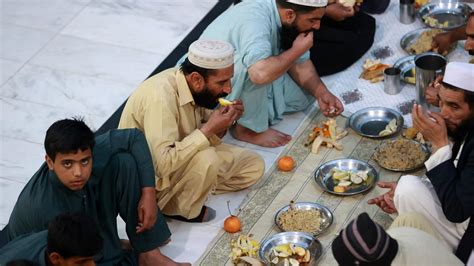 türkiye diyanet vakfı pakistan da iftar programı düzenledi trt haber
