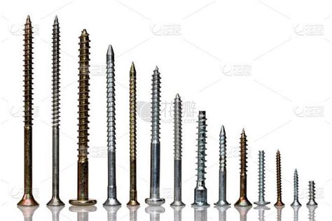 白色底座上隔离的螺丝堆