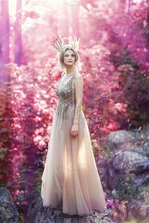 森林里的童话女孩。太阳的背光穿透了这张照片。素材 花瓣网