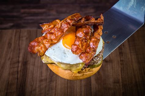 치즈 계란 베이컨 피클을 나무 테이블과 소박한 배경에 얹은 수제 쇠고기 버거 고기에 대한 스톡 사진 및 기타 이미지 고기 굽기 길거리 음식 Istock