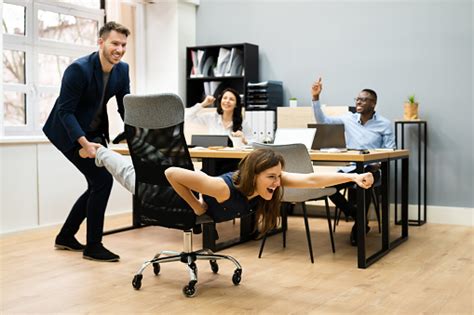 슈퍼 히어로 의 즐거움 타기로 축하하는 비즈니스 사람들 슈퍼히어로에 대한 스톡 사진 및 기타 이미지 슈퍼히어로 사무실 비즈니스 Istock