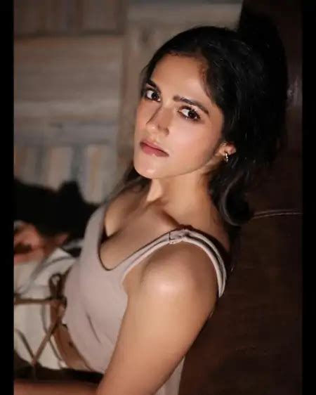 Watch Hot Video Of Simran Kaur Posing In Black Saree