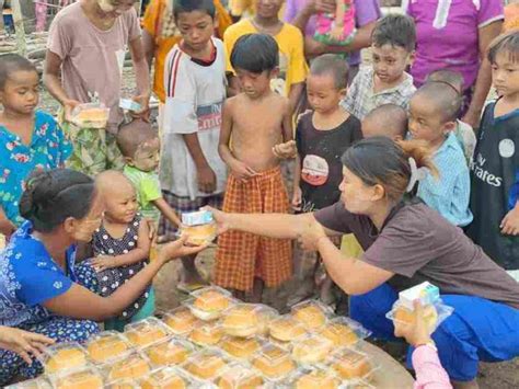 ဆားလင်းကြီးရှိ စစ်ဘေးရှောင် ပြည်သူများကို အစားအသောက်များ ကျွေးမွေးလှူဒါန်း Khit Thit Media