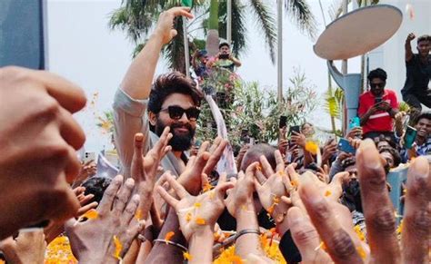Watch Allu Arjuns Vizag Visit Turns Into A Fan Frenzy Affair Video Goes Viral