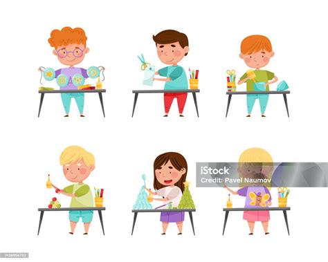 행복 한 귀여운 소년과 여자는 수업 세트 만화 벡터 일러스트 레이 션에서 종이 공예품을 그리고 절단 공예에 대한 스톡 벡터 아트