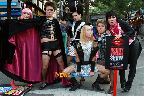 포토엔 ‘록키 호러쇼 보러 오세요 홍대 앞 길거리 코스프레 즐거워요 손에 잡히는 뉴스 눈에 보이는 뉴스 뉴스엔