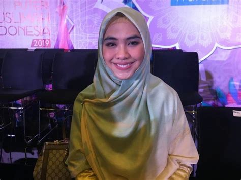 Fenomena Selebriti Hijrah Bawa Oki Setiana Dewi Raih Gelar Doktor