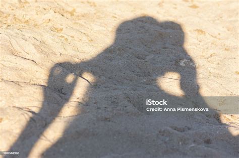 해변에서 모자를 쓴 소녀의 그림자 아름다운 소녀의 실루엣과 추상적 인 배경 그림자에 대한 스톡 사진 및 기타 이미지 그림자 모래 모자 모자류 Istock