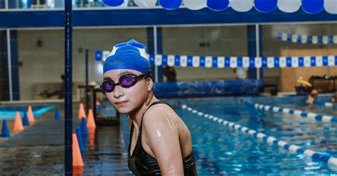 히스패닉 십대 소녀 수영 선수는 멕시코 수영장에서 수영 훈련에서 모자와 고글을 착용 라틴 아메리카 사진 Unsplash의 물 이미지