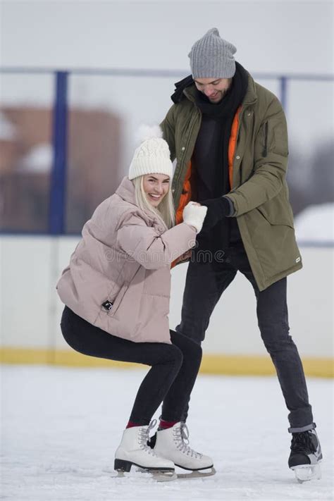 Estilo De Vida Juvenil Jovem Casal Caucasiano No Inverno Patins De Gelo Posando Juntos
