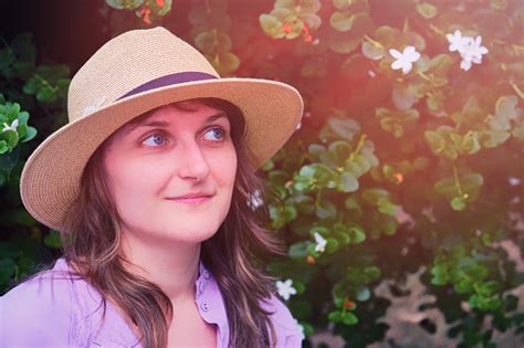 나무에 하얀 꽃을 보고 밀짚 모자를 쓴 젊은 여성 복사 공간 꽃 나무 근처 여자의 초상화 클로즈업 갈색 머리에 대한 스톡 사진 및 기타 이미지 Istock