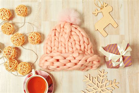 파스텔 컬러의 따뜻한 모자를 사용한 핸드메이드 니트 조성 물 가을에 대한 스톡 사진 및 기타 이미지 가을 걸이 장비 겨울