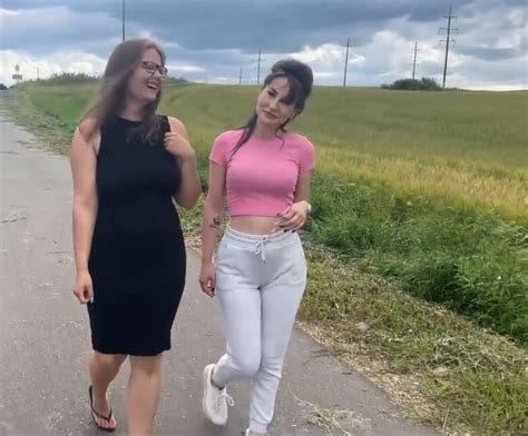 Какая девушка слева в чёрном платье по комплекции на Ваш взгляд Полная плотная коренастая