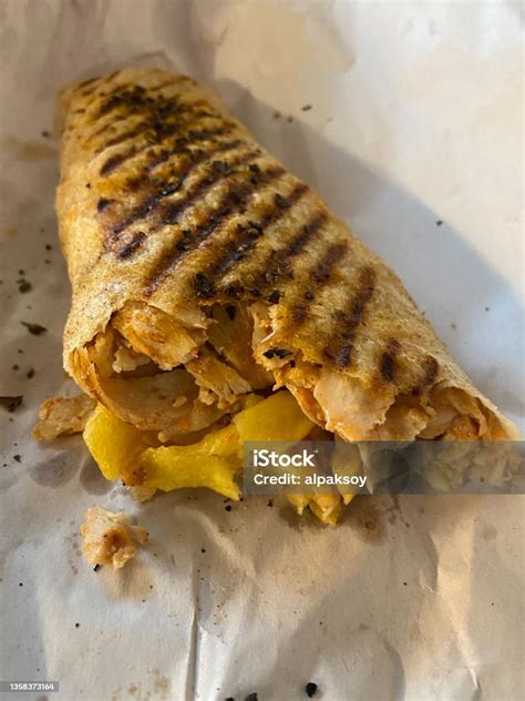 치킨 랩 샤와르타 타덕 도너 전통적인 터키 패스트 푸드 케밥 고기에 대한 스톡 사진 및 기타 이미지 고기 구이 굽기