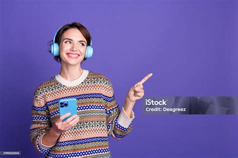 매력적인 사랑 스러운 여자가 세련된 옷을 입고 현대 기술 보라색 배경에 고립 된 빈 공간을 입는 사진 25 29세에 대한 스톡 사진 및 기타 이미지 Istock