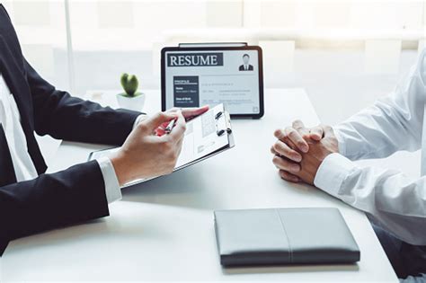 면접 컨셉 선임 관리자 취직 면접 시 이력서 읽기 직원 청 남 모임 지원자 및 모집 2명에 대한 스톡 사진 및 기타 이미지 2명 감독 객실 있음 Istock