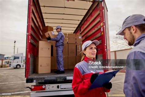 모든 패키지가 배달 될 준비가되어 있는지 확인하는 여성 클립 보드에 서명 트럭에 대한 스톡 사진 및 기타 이미지 트럭 픽업 트럭 3 명 Istock