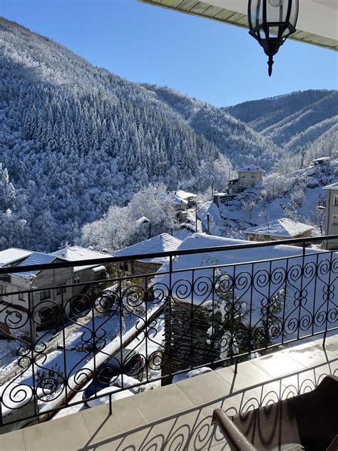 Това е гледката от вашата стая безкрайни баири сковани от сняг 🥶 Заповядайте в малката ни