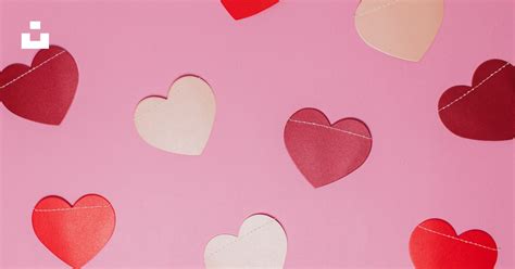 분홍색과 흰색 하트 그림 사진 Unsplash의 무료 분홍색 이미지