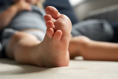 درمان درد ناشی از فرو رفتن سوزن در پای کودک