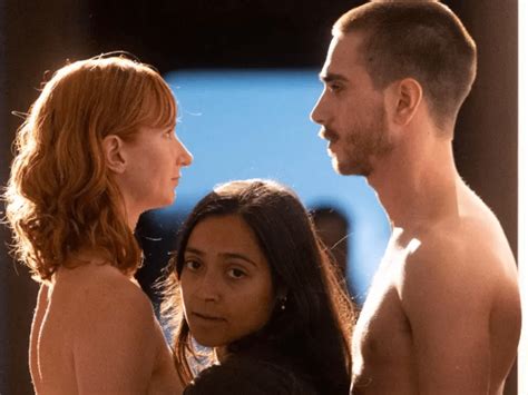 ㅇㅎ 남녀 누드모델 사이를 지나가야 입장 가능한 전시회 Vortex Gaming