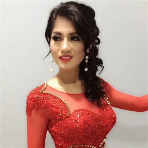 Lina Marlina Seksi Merah Menggoda Zona Artis Lagi