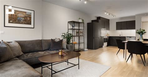 가구와 나무 바닥으로 가득 찬 거실 사진 Unsplash의 무료 인테리어 디자인 이미지