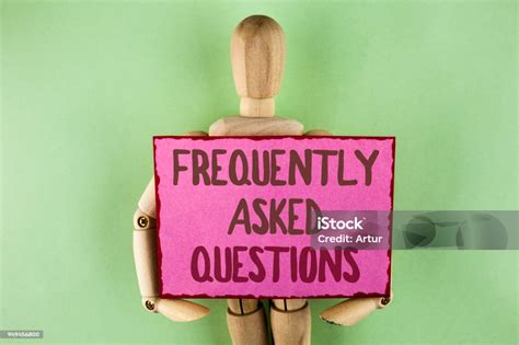 필기 텍스트 질문과 대답을 작성입니다 개념 의미 일반적인 문의 정보 도움말 가이드 일반 배경에 나무 로봇 장난감 잡고 스티커 메모 용지에 작성 검색에 대한 스톡 사진 및