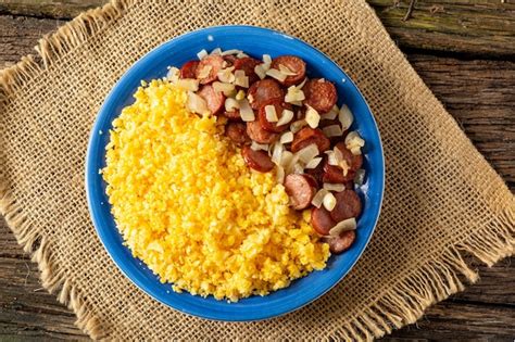 Plato De Cuscús Cuscuz Brasil Cuscuscuzcuzcuscuz Con Huevos Y Mantequilla De Pepperoni Foto