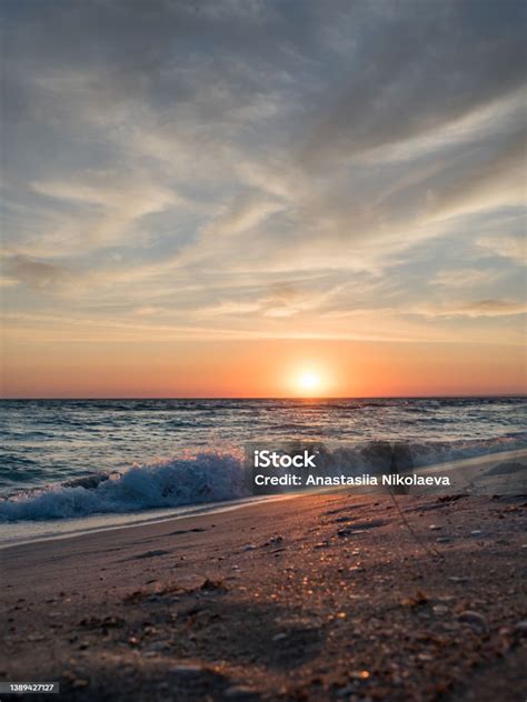 아름답고 그림 같은 바다 풍경 바다 위의 일몰 큰 파도 구름 껍질과 모래 해변 세로로 0명에 대한 스톡 사진 및 기타 이미지 Istock