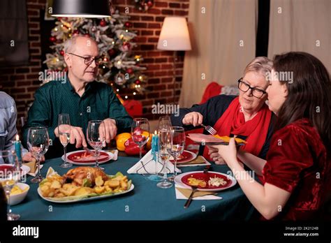 Fête de noël en famille dîner festif repas de fête avec encas plat principal sur table Noël