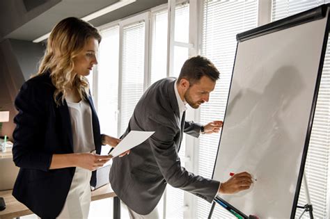 함께 프로젝트를 작업하는 동안 화이트 보드에 아이디어 쓰기 25 29세에 대한 스톡 사진 및 기타 이미지 25 29세 2명 35 39세 Istock