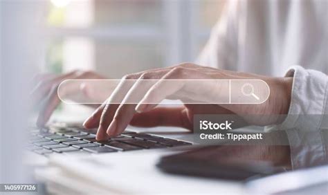 데이터 검색 기술 Seo 검색 엔진 최적화 개념 웹 브라우저에서 데이터를 검색하는 랩톱 컴퓨터 키보드에 입력하는 여성 가상현실에 대한 스톡 사진 및 기타 이미지 Istock