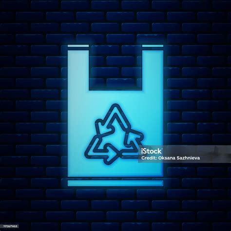 벽돌 벽 배경에 고립 된 재활용 아이콘이있는 빛나는 네온 비닐 봉지 재활용 기호가 있는 가방 벡터 일러스트레이션 가방에 대한