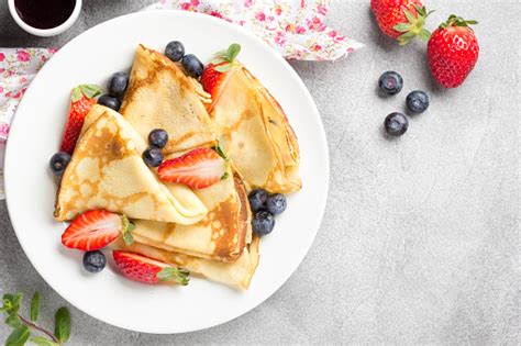 딸기와 블루 베리 잼 연유 맛있는 아침 식사와 얇은 팬케이크 슈로브 타이드 축하 에 대한 러시아어 전통 디저트 프렌치 크레이프 0명에 대한 스톡 사진 및 기타 이미지