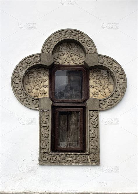 墙上装饰着花朵的窗户使它看起来像基督教的十字架。素材 花瓣网