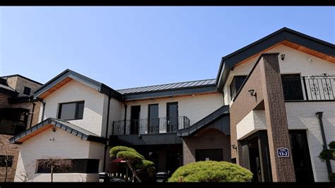 6512 아이보리와 그레이 세라믹 사이딩 투톤 마감 검은색 징크 금속 지붕 디귿 멋진 2층 단독 전원주택 빌라 디자인 예쁜 건물 외벽 노란색 패널 외장 리모델링