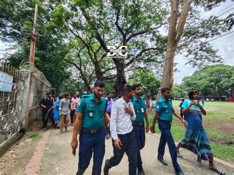 Bangladesh গণতন্ত্র পুনরুদ্ধারের আপোষহীন সংগ্রামে দখলদার বাহিনী কোনো