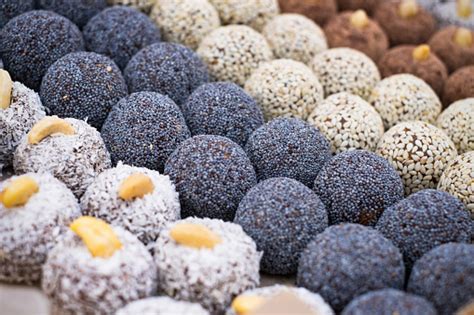 캐슈 너트와 수 제 초콜릿 과자 강판 코코넛과 참 깨와 양 귀 비 씨앗 0명에 대한 스톡 사진 및 기타 이미지 0명 가루 설탕 갈색 Istock