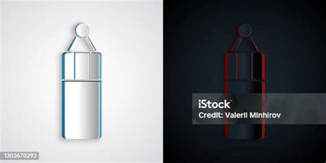 회색과 검은색 배경에 격리 된 종이 컷 펀칭 가방 아이콘 종이 아트 스타일 벡터 3차원 형태에 대한 스톡 벡터 아트 및 기타