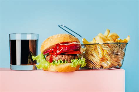 텍스트를 위한 여유 공간이 있는 파란색 배경에 분홍색 큐브에 햄버거와 감자 튀김과 소다를 클로즈업 0명에 대한 스톡 사진 및 기타 이미지 Istock