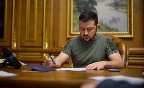 Санкції проти зрадників та росіян 34 особи позбавлені державних нагород та звань України