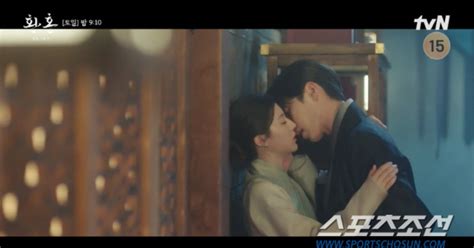 [종합]이재욱♥고윤정 1분여 벽치기 키스로 새 장 열어 너무 애절하고 리얼해 실제 사귀나 싶을 정도