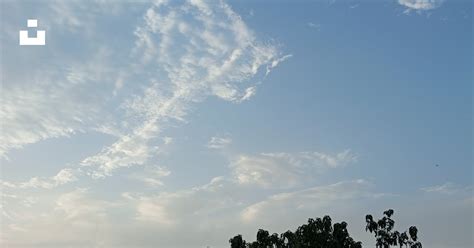 Foto Awan Tipis Melayang Melintasi Langit Biru Yang Jernih Gambar